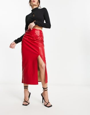 Forever Unique - Jupe fendue mi-longue en similicuir - Rouge | ASOS