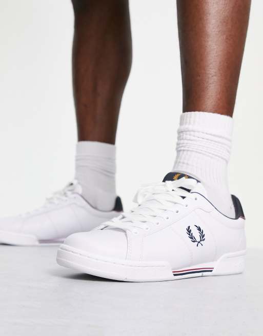 Fred Perry – B722 – Leder-Sneaker mit Streifendetail in Weiß/Marine | ASOS