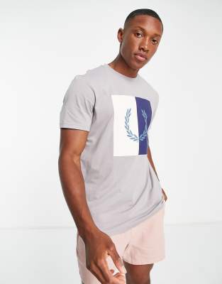 Fred Perry Laurel Wreath – Bedrucktes T-Shirt in Grau mit Lorbeerkranz ...