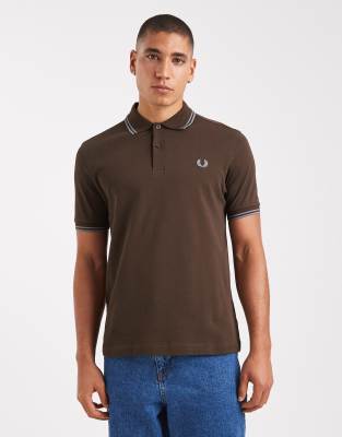 Fred Perry - Polo con bordino doppio a contrasto marrone e blu | ASOS