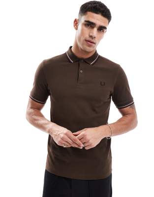 Fred Perry - Polo marrone cioccolato con doppia riga a contrasto sui ...