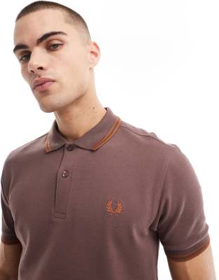 Fred Perry - Polo marrone scuro con doppia riga a contrasto sui bordi ...