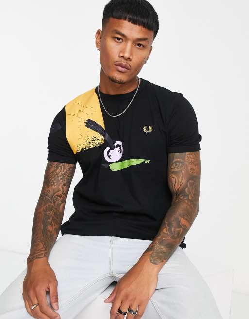 Fred Perry – Reissues – Tennis-T-Shirt in Schwarz mit abstraktem Print ...