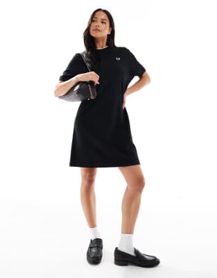 Fred Perry – Svart klänning i piké med kantrand | ASOS