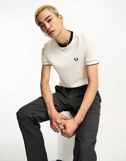 Fred Perry T Shirt Aus Pikee In Ecru Mit Zwei Breiten Zierstreifen Asos