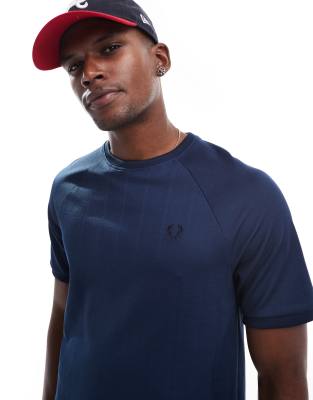 Fred Perry - T-shirt en jacquard piqué - Bleu | ASOS