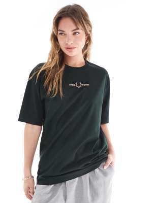 Fred Perry – T-Shirt in Dunkelgrün mit Markenlogo auf der Brust | ASOS