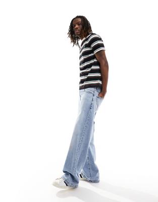 Fred Perry – Weiß und marineblau gestreiftes T-Shirt mit Logo | ASOS