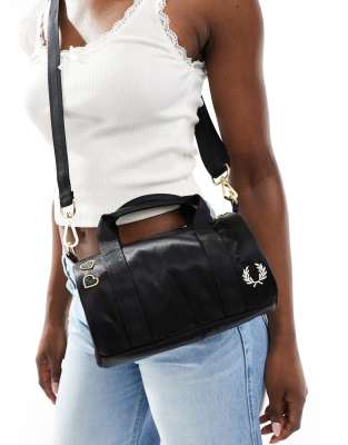 Fred Perry x Amy Winehouse - Borsetta cilindrica in raso nera | ASOS