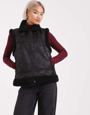 French Connection - Gilet in camoscio sintetico nero con fodera in pile ...
