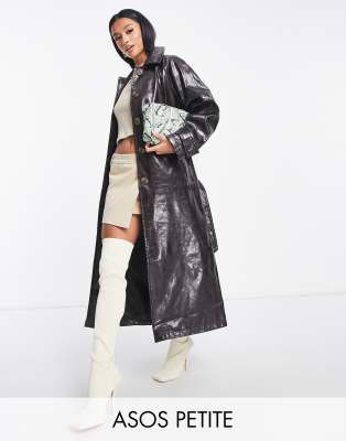 Gabardina marrón de vinilo craquelado de ASOS DESIGN Petite | ASOS