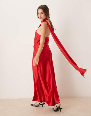 Gina Tricot - Robe longue asymétrique en satin à détail drapé avec foulard à l'encolure - Rouge ...