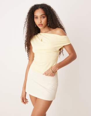 Gina Tricot - Top près du corps asymétrique à épaule dénudée torsadée en jersey - Jaune beurre ...
