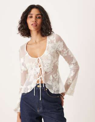 Gina Tricot - Top transparent noué sur l'avant à manches longues en dentelle brodée - Blanc | ASOS
