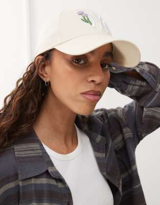 Gorra color crema con bordado con cuentas de flor y logo de los NY ...