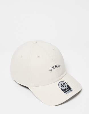 Gorra color crema con logo de texto de los NY Yankees de 47 Brand | ASOS