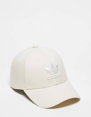 Gorra color crema con trébol de adidas Originals | ASOS