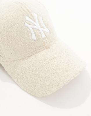 Gorra color crema de los NY Yankees de borreguito 9Forty de New Era | ASOS