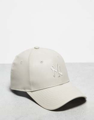 Gorra color crema de los NY Yankees de tejido efecto cuero 9Forty de ...