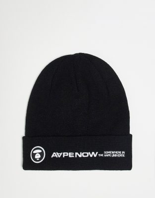 Gorro negro con logo bordado y parche Now de AAPE BY A BATHING APE® | ASOS