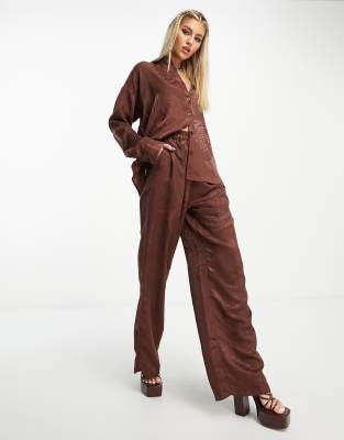 Heartbreak - Pantalon large d'ensemble en satin - Marron chocolat | ASOS