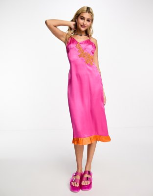 Heartbreak - Pink midikjole med kontrasterende blondekant i satin | ASOS