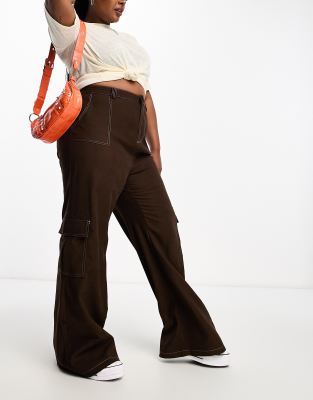 Heartbreak Plus - Pantalon cargo large - Marron chocolat | ASOS