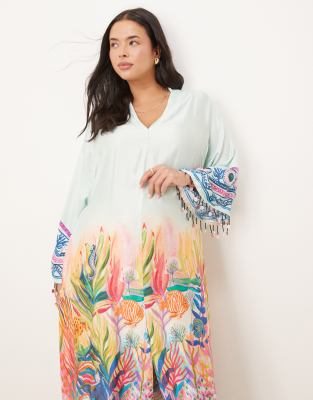 Hope & Ivy Plus - Kimono midi jurk met gestrikte taille en overslag in blauwe schilderachtige ...