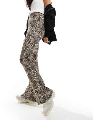In The Style - Exclusives - Flare-broek met luipaardprint | ASOS