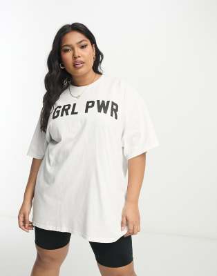 In The Style Plus – Exklusives T-Shirt in Weiß mit „GLR PWR“-Print | ASOS