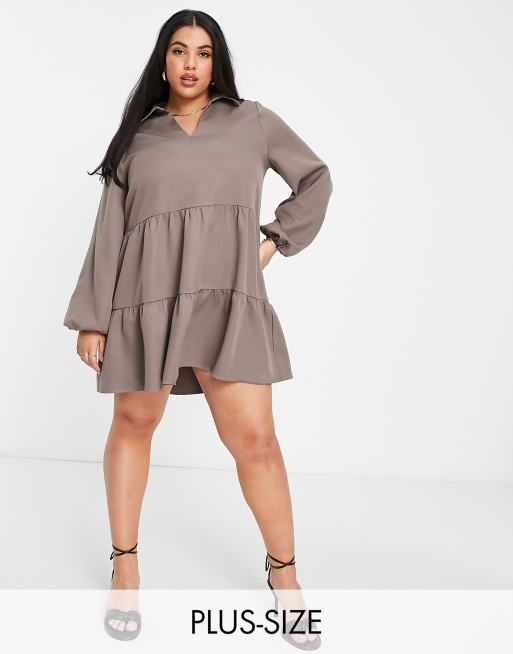 In The Style Plus x Perrie Sian - Robe babydoll en satin à volants étagés - Kaki | ASOS