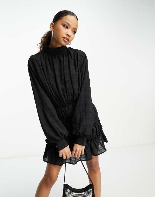 In The Style - Robe patineuse courte en tissu texturé à col montant et volants étagés - Noir | ASOS