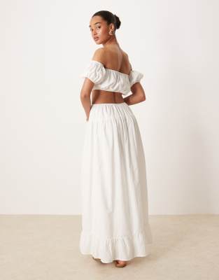 Kaiia - Ensemble avec jupe longue et crop top bandeau froncé à épaules dénudées - Blanc | ASOS