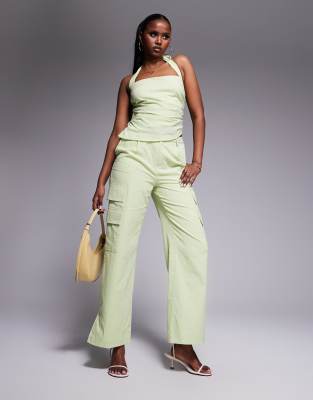 Kaiia - Ensemble en aspect lin avec pantalon cargo et top dos nu - Vert sauge | ASOS