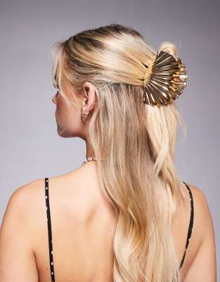 Kaiia exclusive shell hair claw clip in gold | ASOS