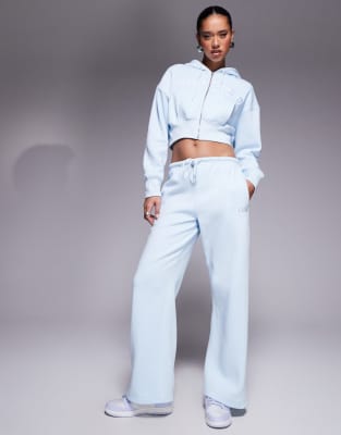 Kaiia – Studio – Blå mjukisbyxor i bomullsmix med raka ben, del av set | ASOS