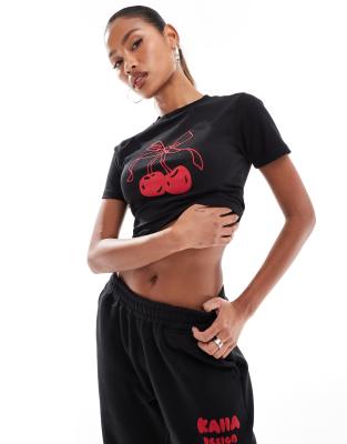 Kaiia - T-shirt crop top d'ensemble riche en coton avec motif cerises et nœud - Noir | ASOS