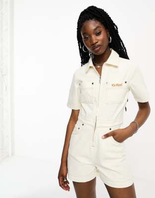 Kickers – Jeans-Einteiler in Ecru mit Kontrastnaht und Logo auf der ...