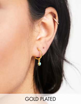 Kingsley Ryan – Vergoldete, kleine Creolen mit türkisem Stein | ASOS