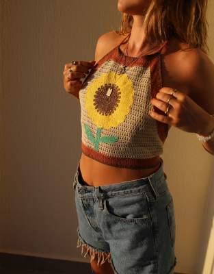 Labelrail x Collyer Twins - Crop top dos nu en maille au crochet à motif tournesol - Multicolore ...