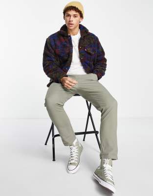 Levi's – Bunt gemusterte Truckerjacke aus Teddyfell | ASOS
