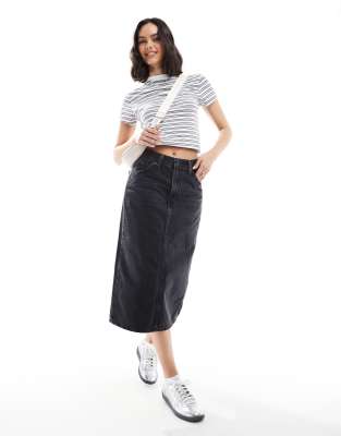 Levi's - Jupe mi-longue taille haute fendue à l'arrière - Noir délavé | ASOS