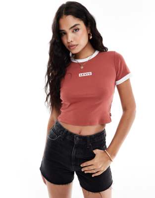 Levi's – Knapp geschnittenes Ringer-T-Shirt in Rot mit Box-Tab-Logo | ASOS