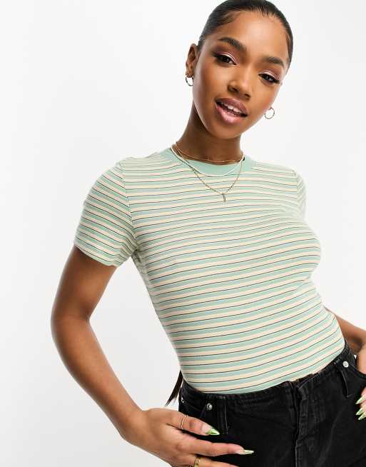 Levi's - T-shirt crop top côtelé à petit logo et rayures - Vert | ASOS