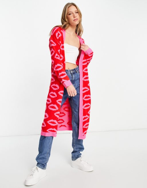 Liquorish Lange Strickjacke Mit Lippen Muster In Rot Und Fuchsia Asos