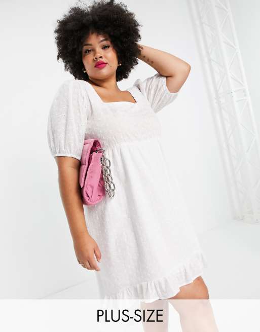 Lola May Plus - Robe courte en broderie anglaise à ourlet plongeant - Blanc | ASOS