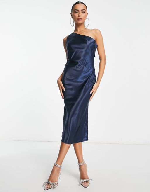 Lola May - Robe mi-longue asymétrique en satin avec bretelle à strass - Bleu marine | ASOS
