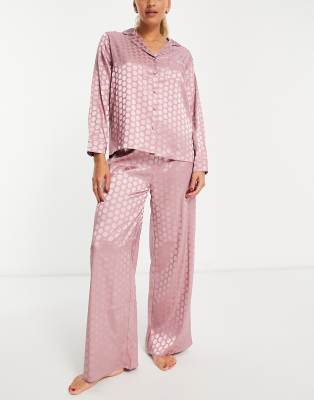Loungeable – Rosa, prickig pyjamas med platt krage i jacuqardvävd satin ...