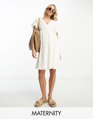 Mamalicious Maternity - Robe courte en broderie anglaise avec manches à volants - Blanc | ASOS