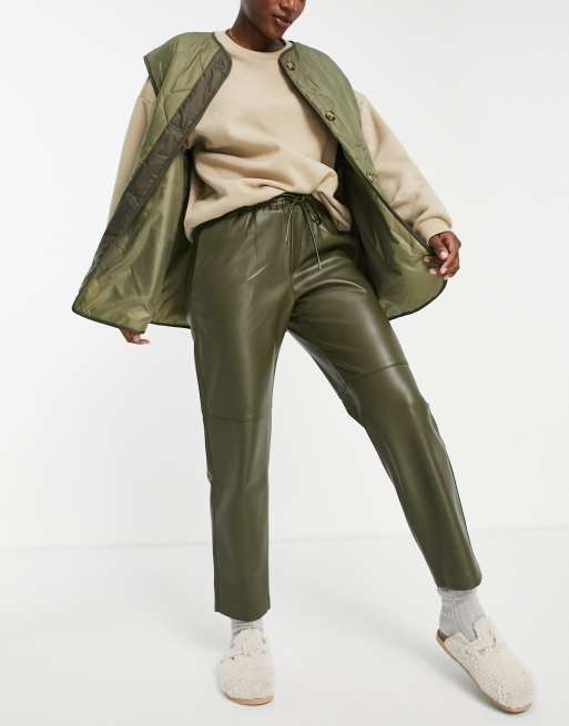 Mango – Gerade geschnittene Hose aus Kunstleder in Khaki | ASOS